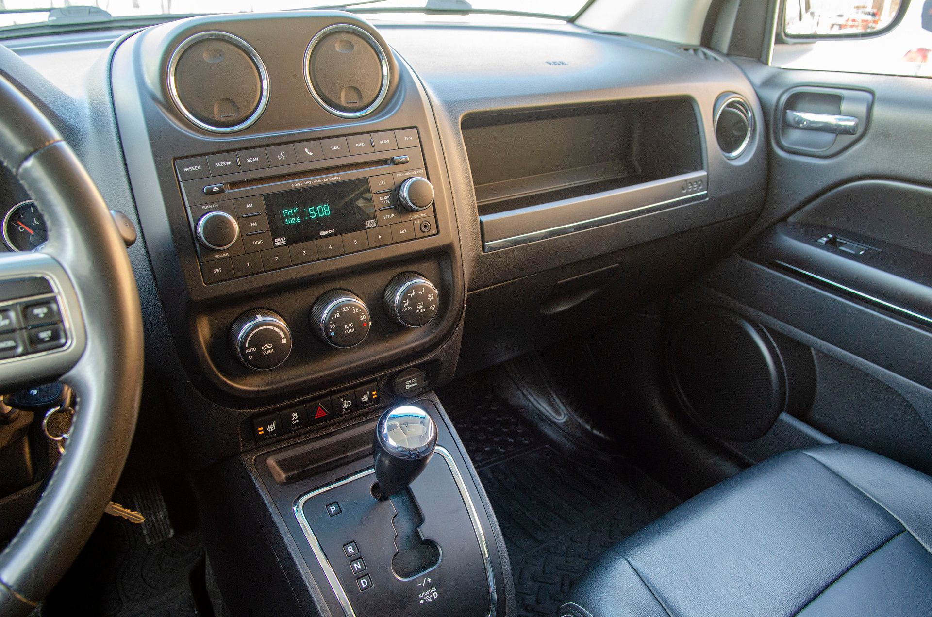 Купить Jeep Compass 2012 год, Черный, Бензин в Новосибирске